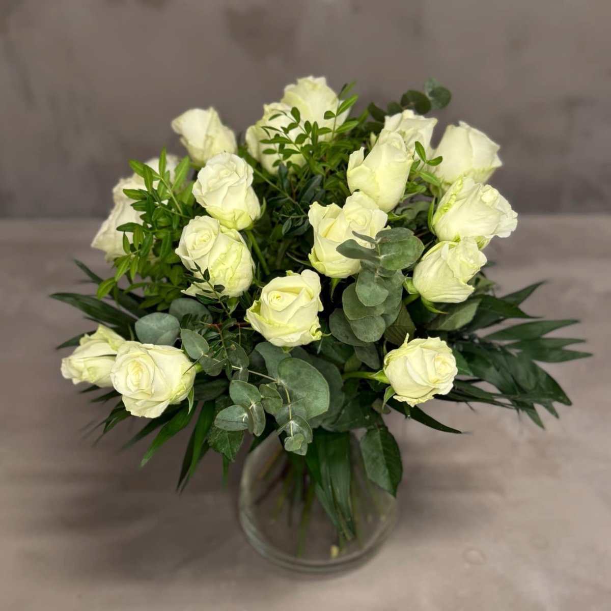 Buket - Hvide Roser - Elegance og Renhed